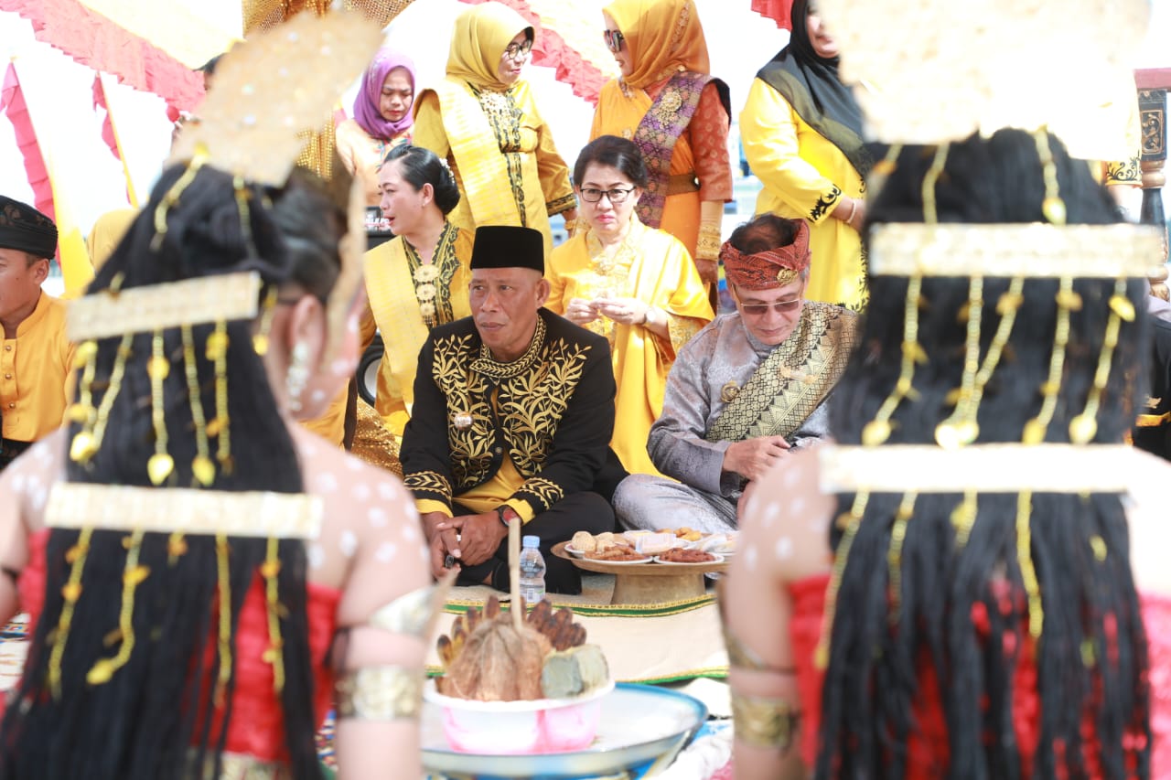 Ritual Biduk Bebandung Sambut Hari Jadi Kabupaten Bulungan - Titiknol.id